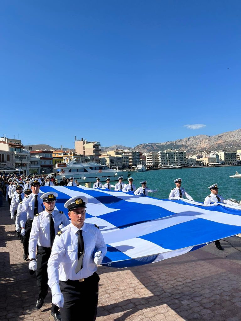 ΑΕΝ Χίου: Συνοδεία των σπουδαστών η Ελληνική Σημαία στο λιμάνι της Χίου ...